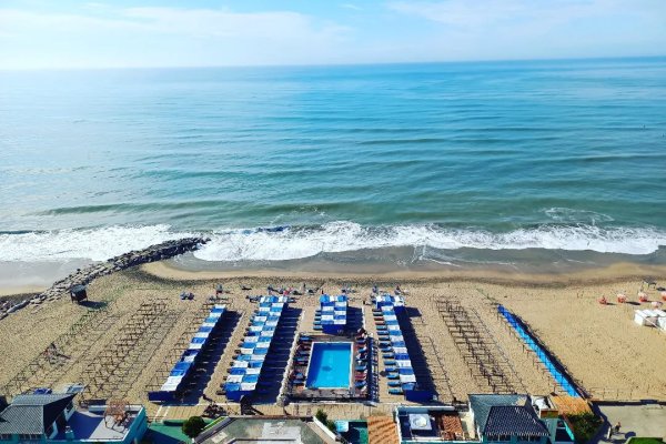 Reservar carpa y precios en Playa Club Miramar | Verano 2026 en Yappla